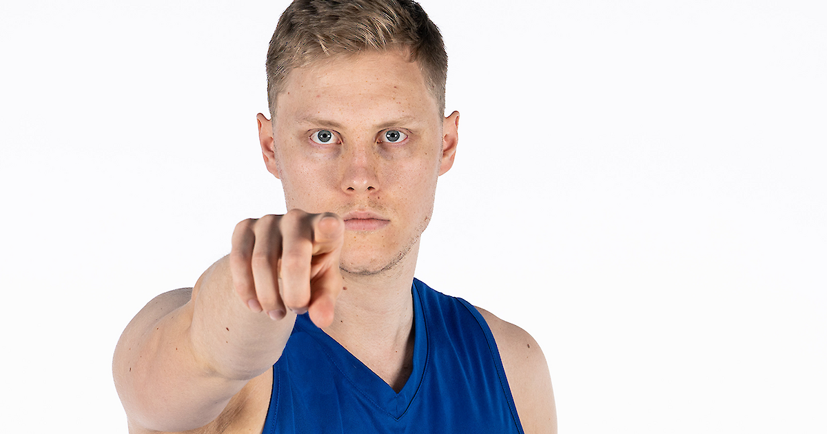 Aapeli Alanen juoksee kenttää tänä vuonna Kouvot-paidassa ...