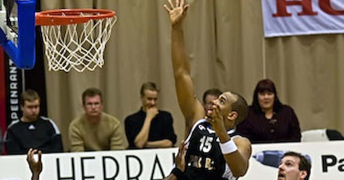 LrNMKY korvaa Harvey Thomasin Edmund Saundersilla